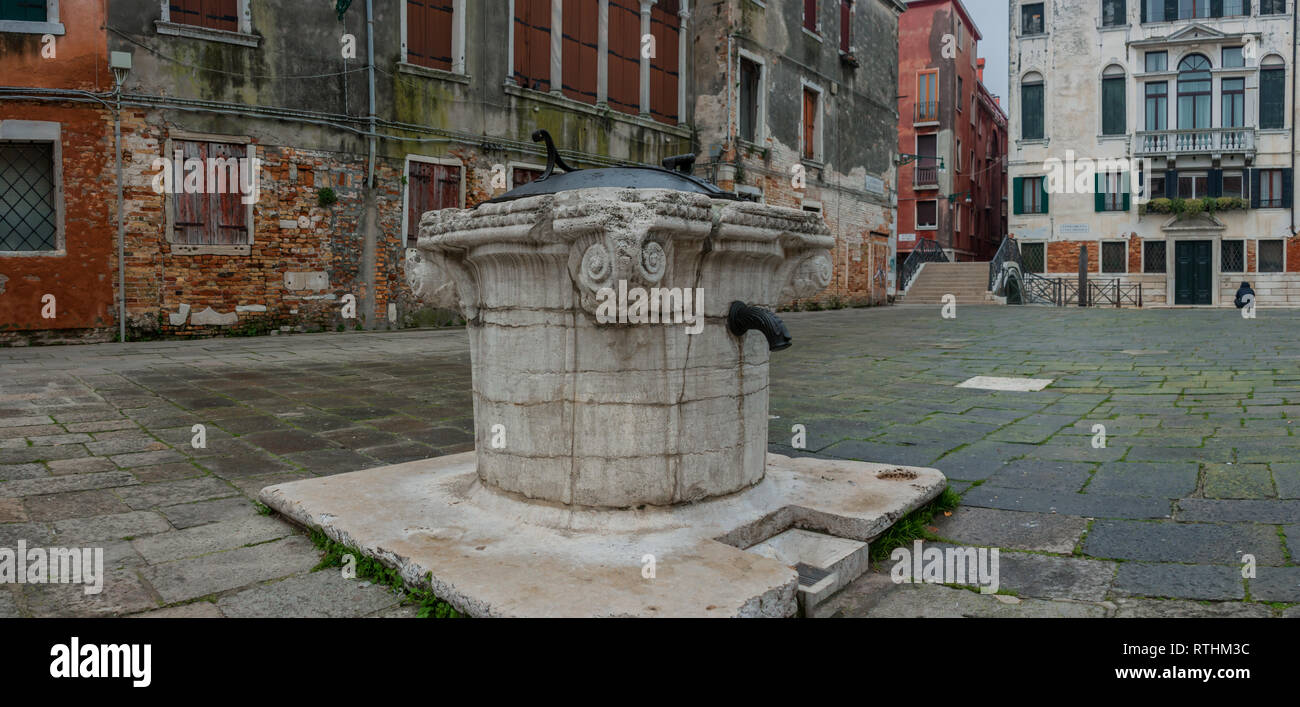 Venice house well hi-res stock photography and images - Alamy