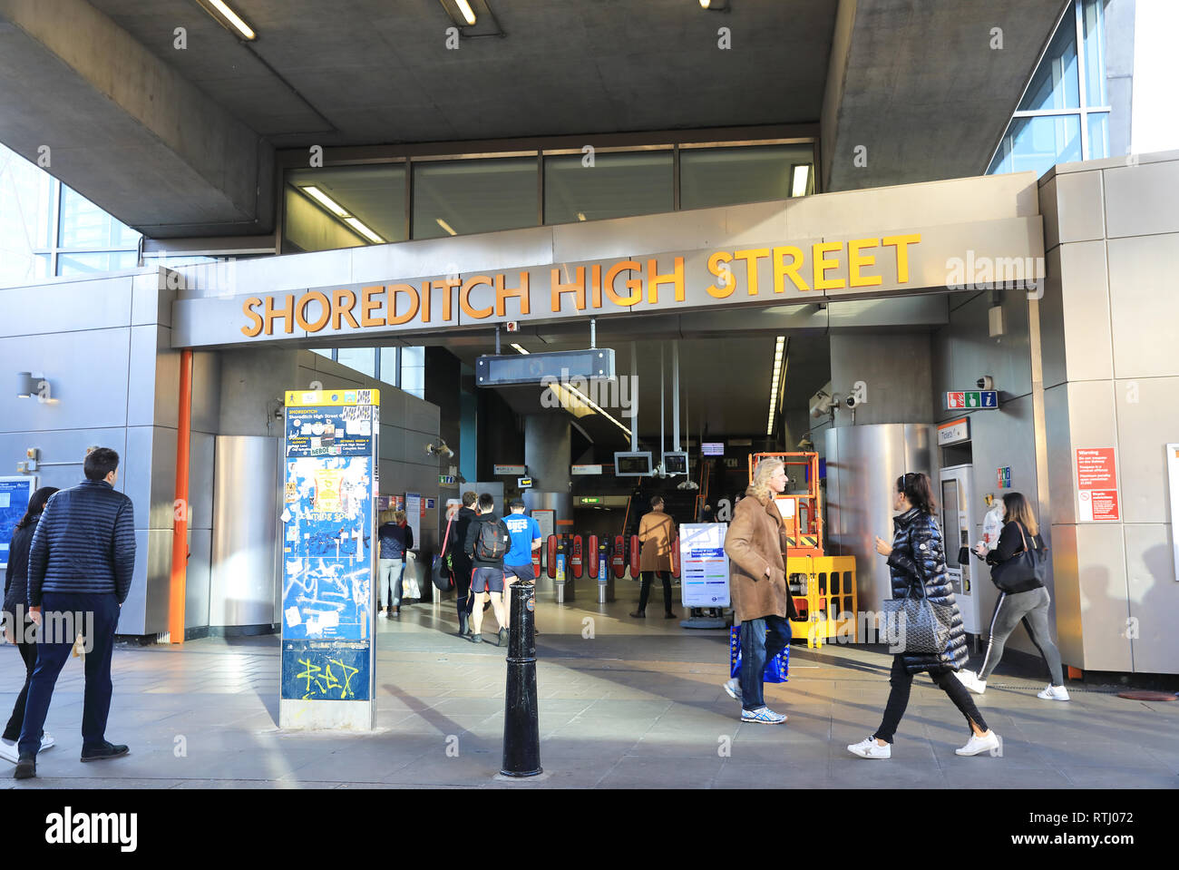 Overground stations hi-res stock photography and images - Alamy