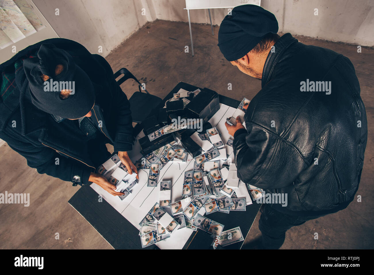 Gangsters table hi-res stock photography and images - Alamy