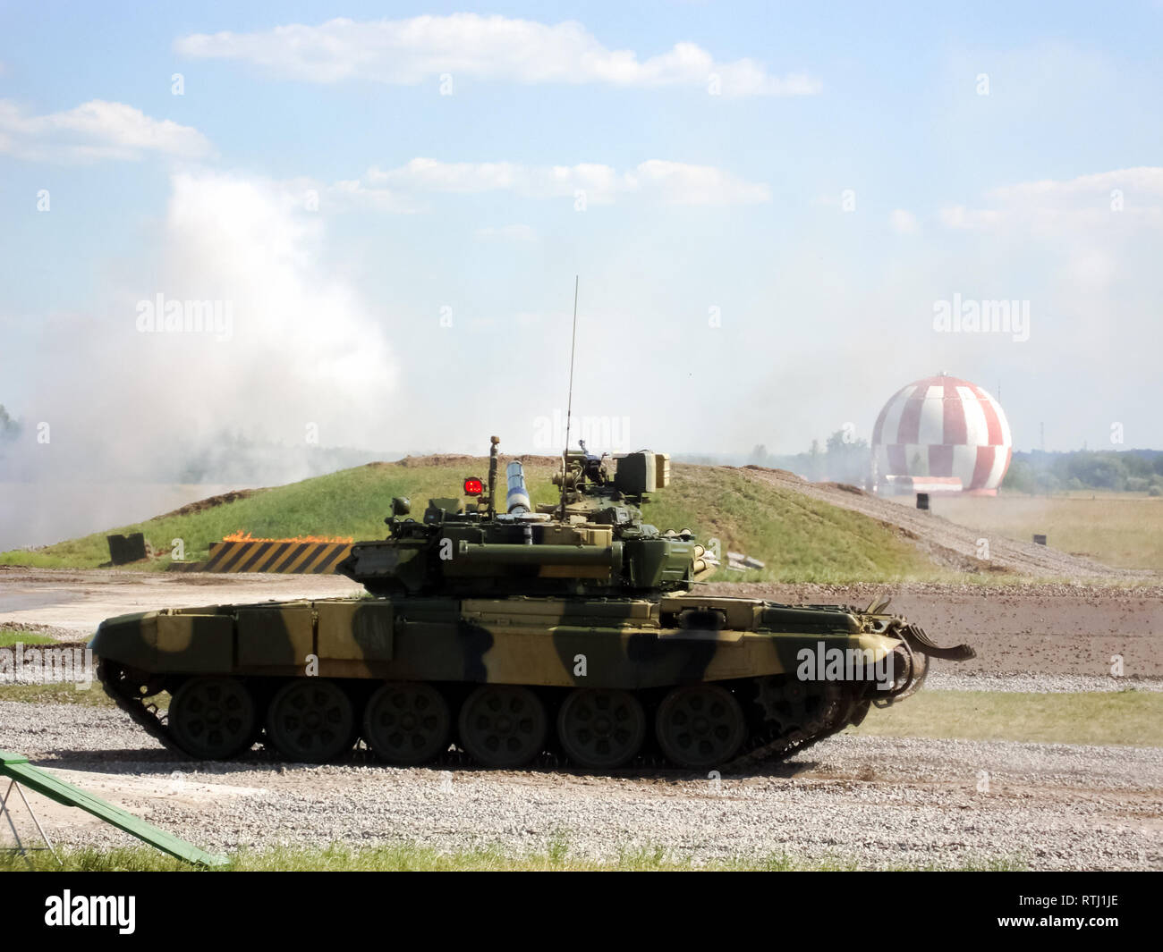 Modern british army vehicles hi-res stock photography and images - Alamy