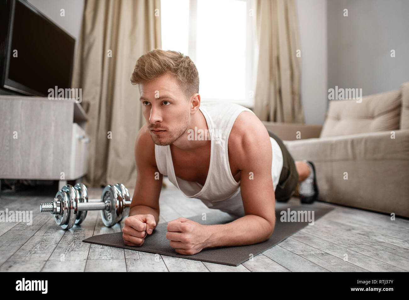 Muscular built hi-res stock photography and images - Alamy