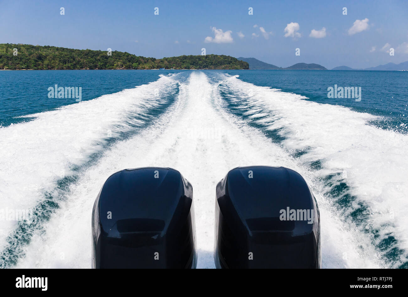 Wake of speed boat in the tropical sea Stock Photo - Alamy