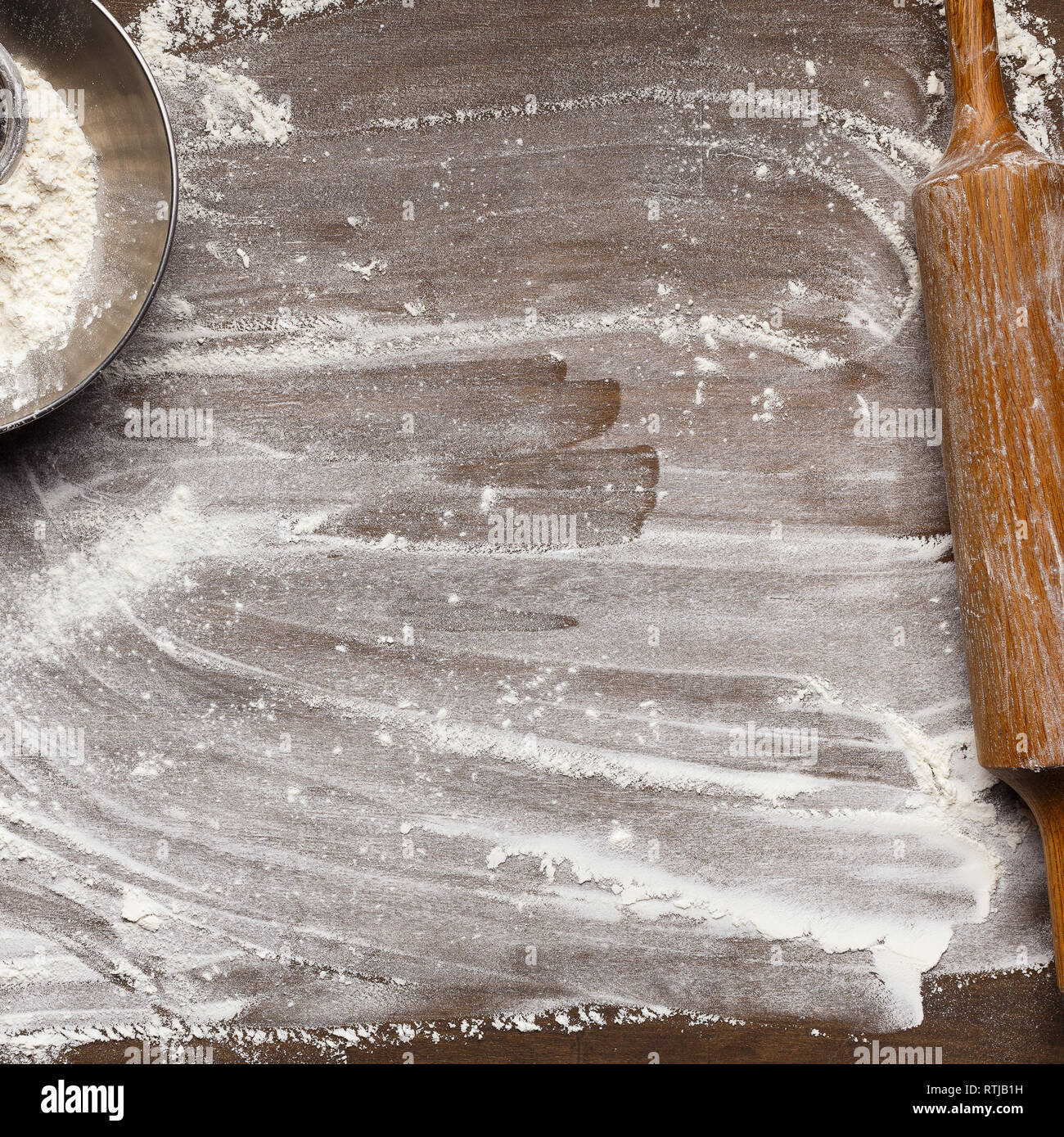 Baking background with flour and rolling pin Stock Photo - Alamy