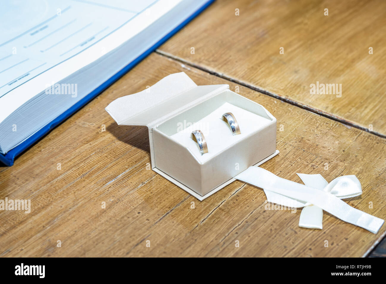 Golden marriage certificate hi-res stock photography and images - Alamy