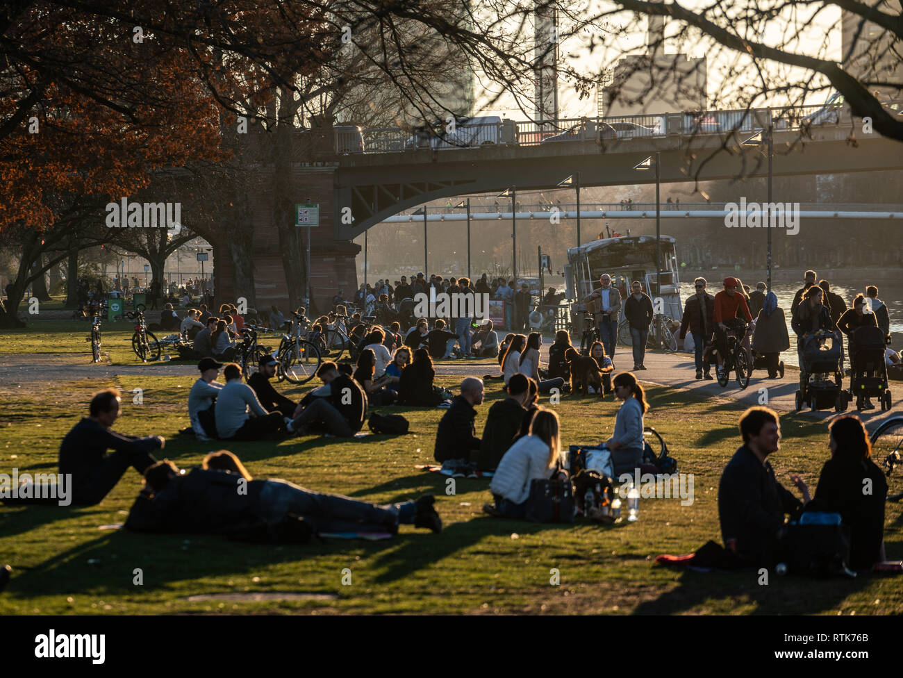 27 February 2019, Hessen, Frankfurt/Main: People cavort on the meadows ...