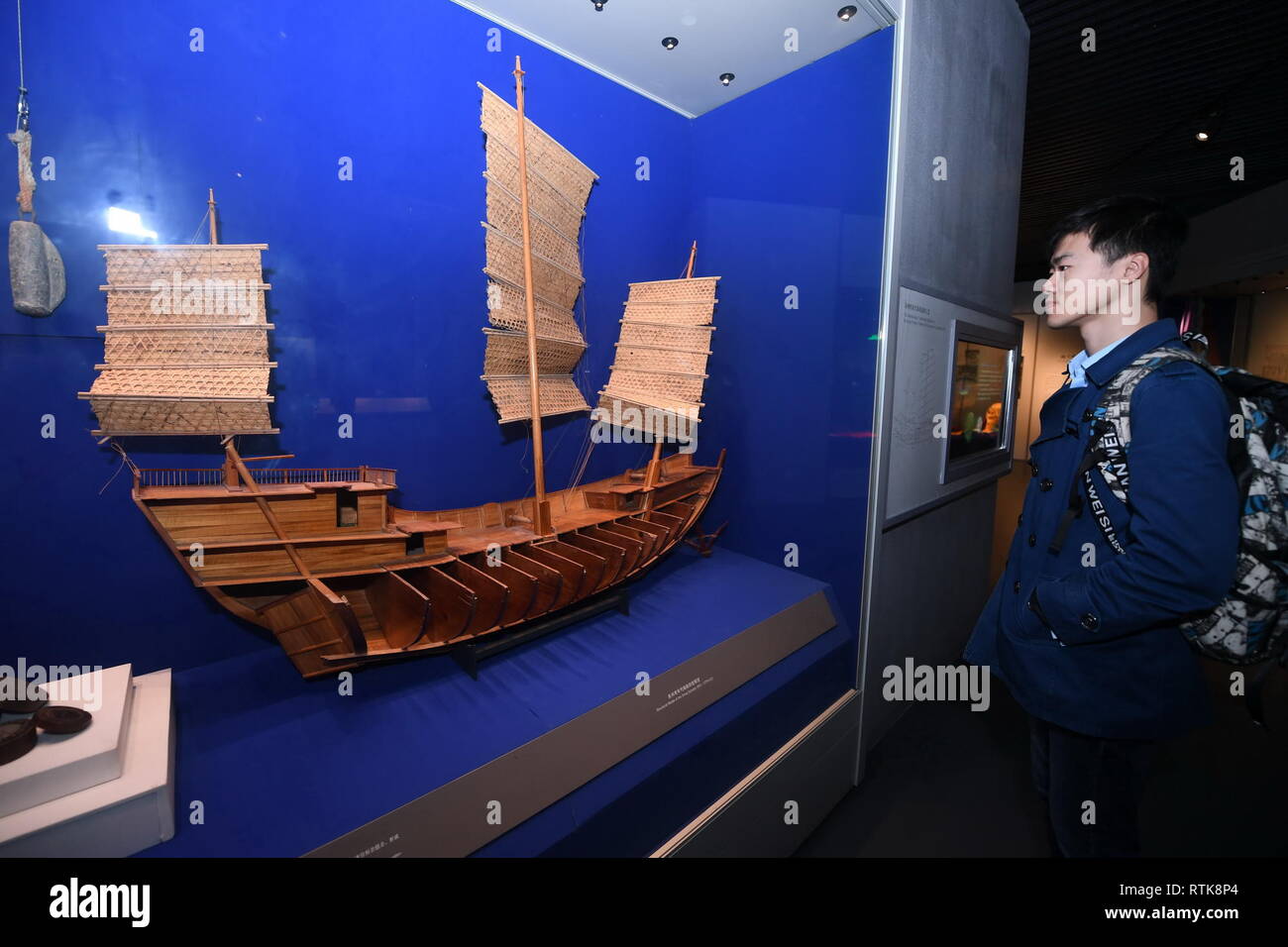 (190302) -- QUANZHOU, March 2, 2019 (Xinhua) -- A visitor looks at a ...