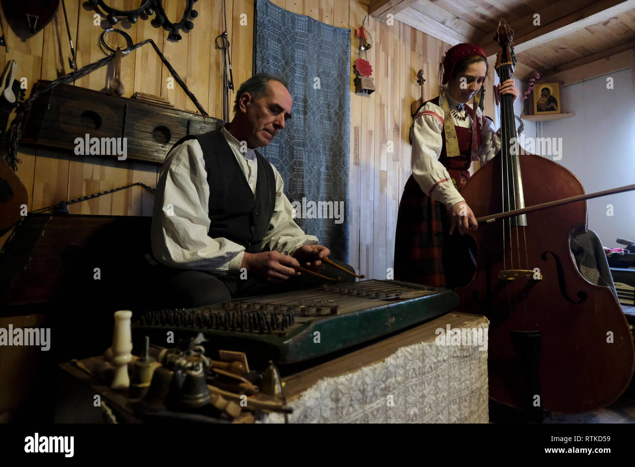 Hammered dulcimer players hi-res stock photography and images - Alamy