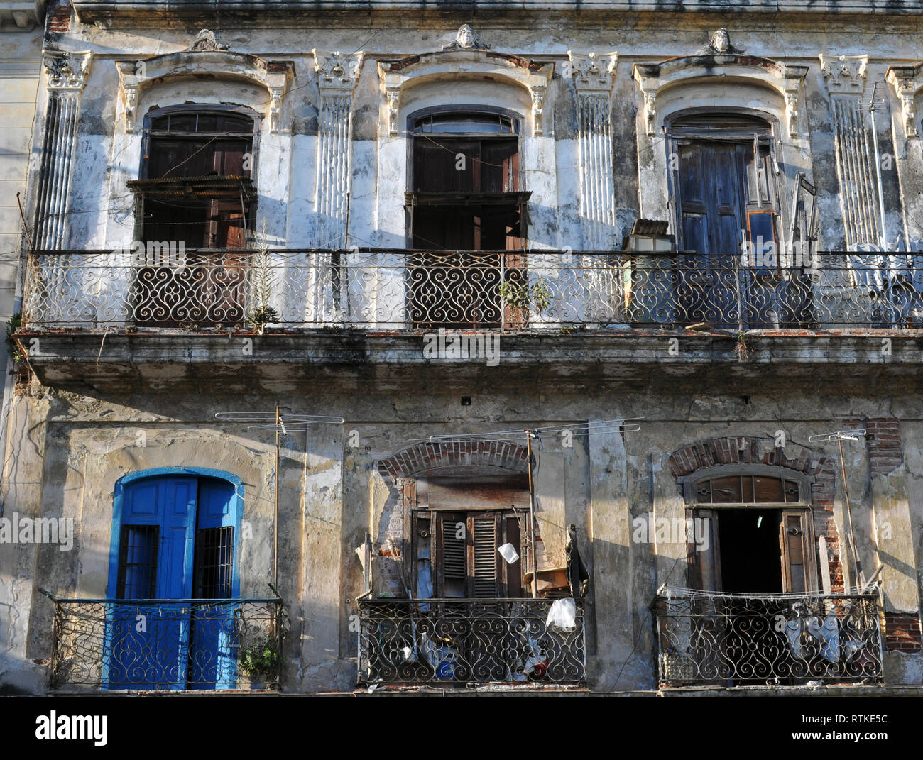 Havana doors hi-res stock photography and images - Alamy