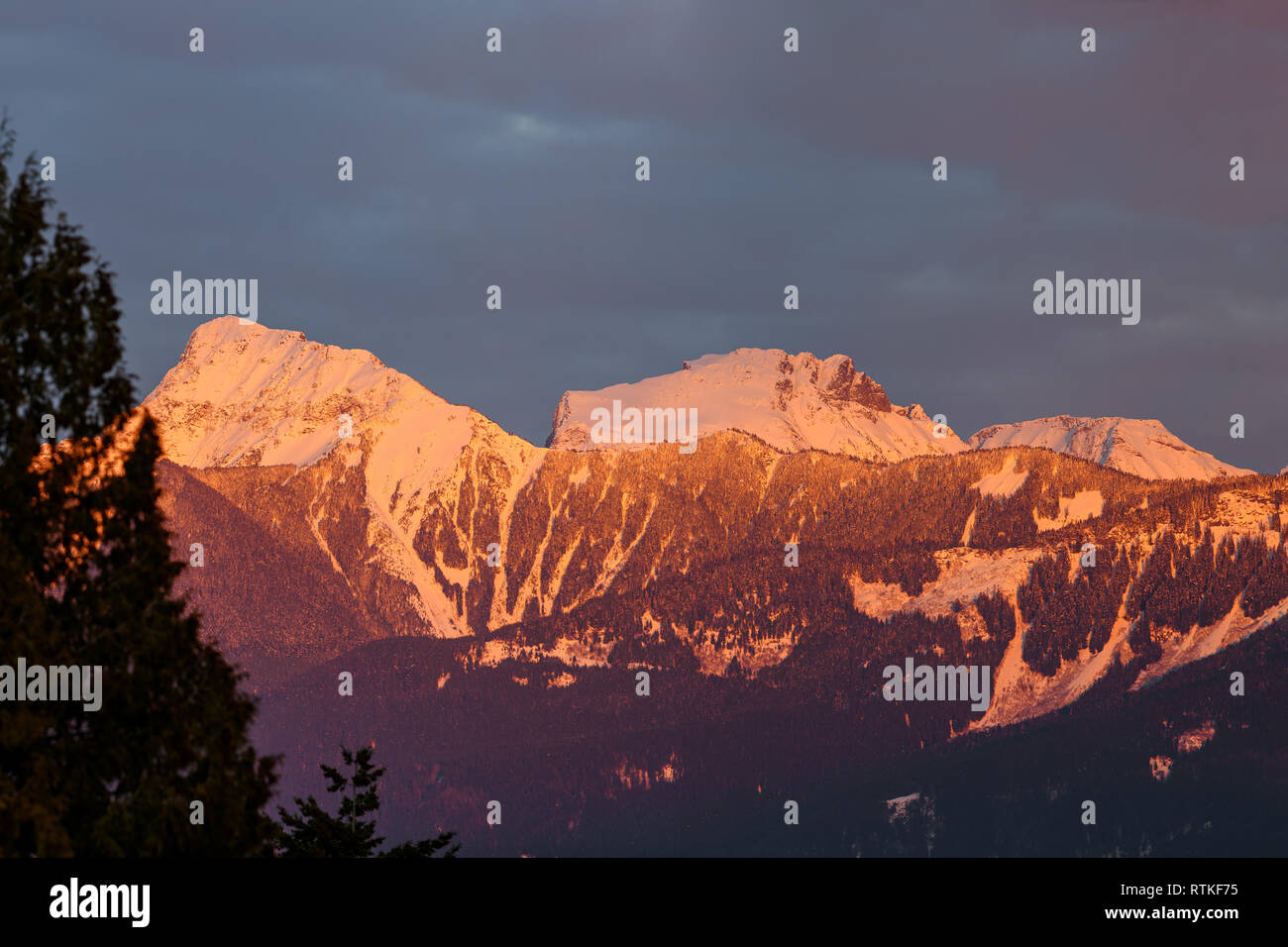 Sunset over the Mt. Cheam, Chilliwack, British Columbia, Canada Stock ...