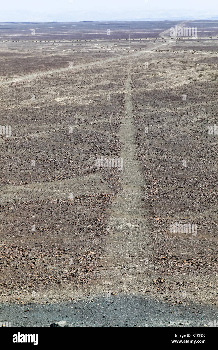Line of Nazca, at ground level it is appreciated that it is a groove ...