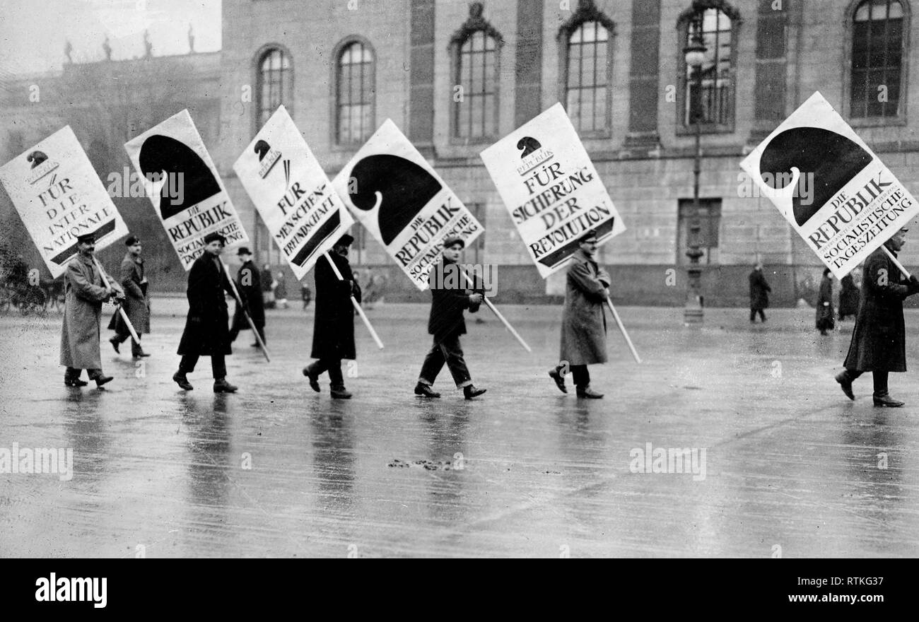 German Revolution - Advertising a Spartacus newspaper: "The Republic ...