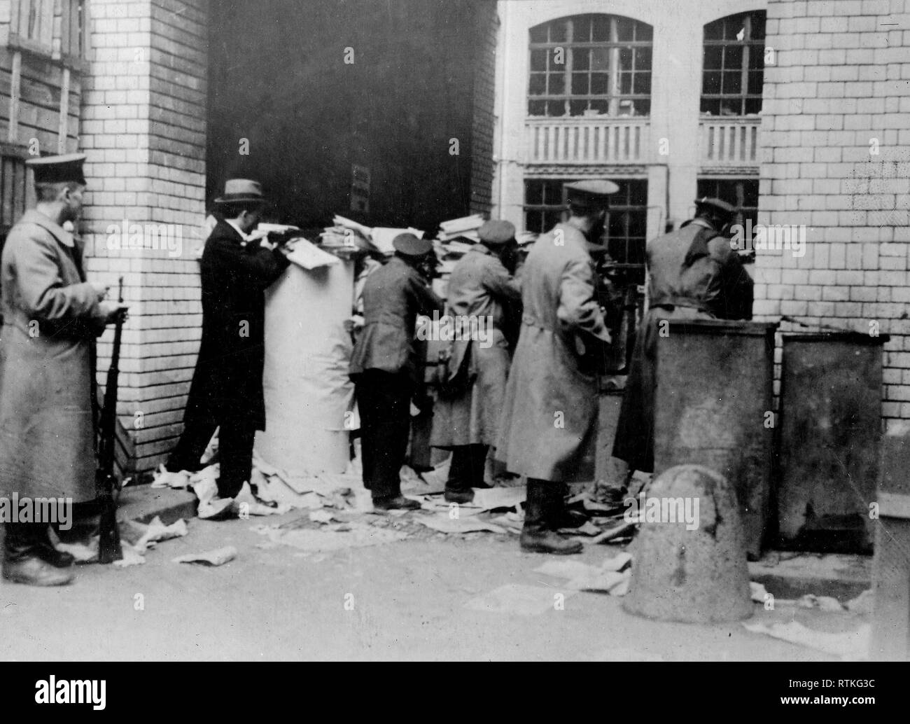 German Revolution - Sparticides defending building, Berlin, Germany ca ...