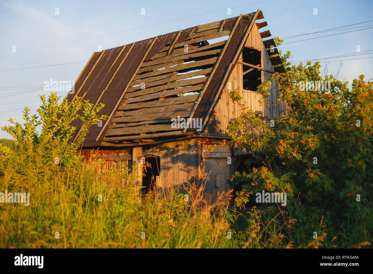 Crumbling old haunted house, perfect for Halloween Stock Photo - Alamy