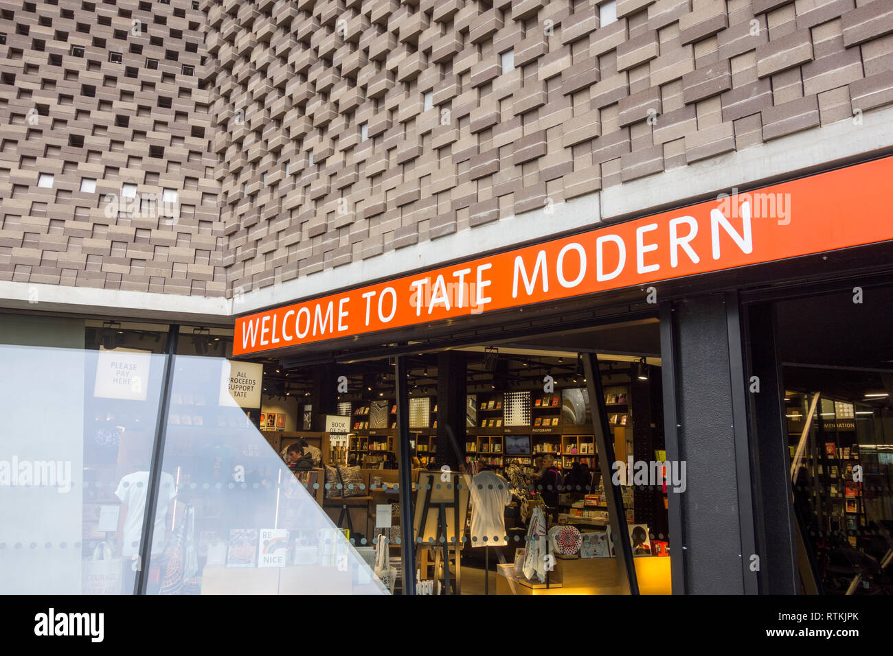 Welcome to Tate modern sign outside Tate Modern, London, UK Stock Photo ...