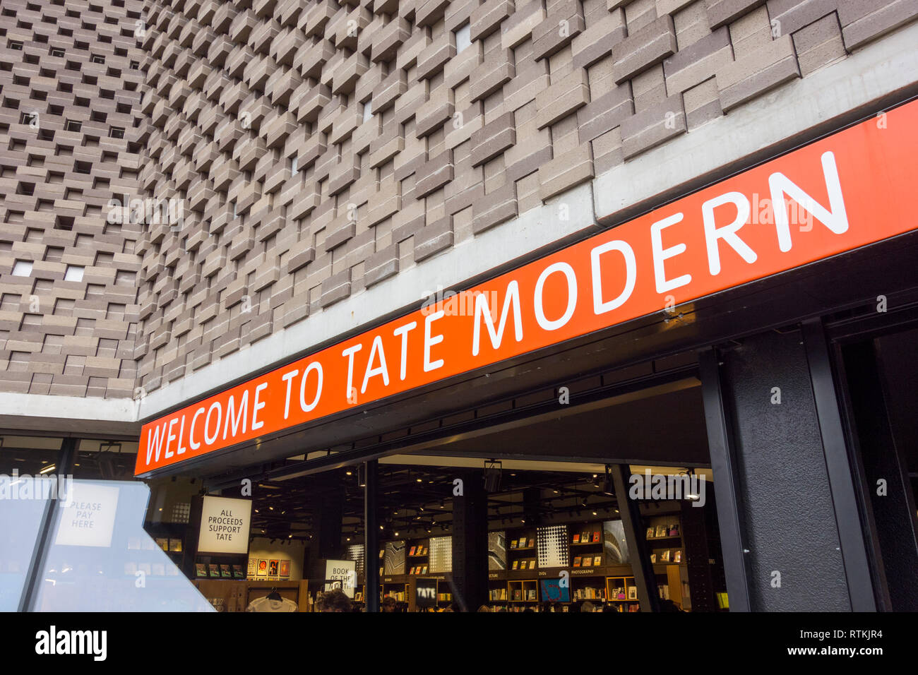 Welcome to Tate modern sign outside Tate Modern, London, UK Stock Photo ...