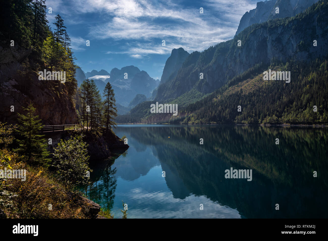 Beautiful autumn view on Gosausee Lake and Dachstein mountains with ...