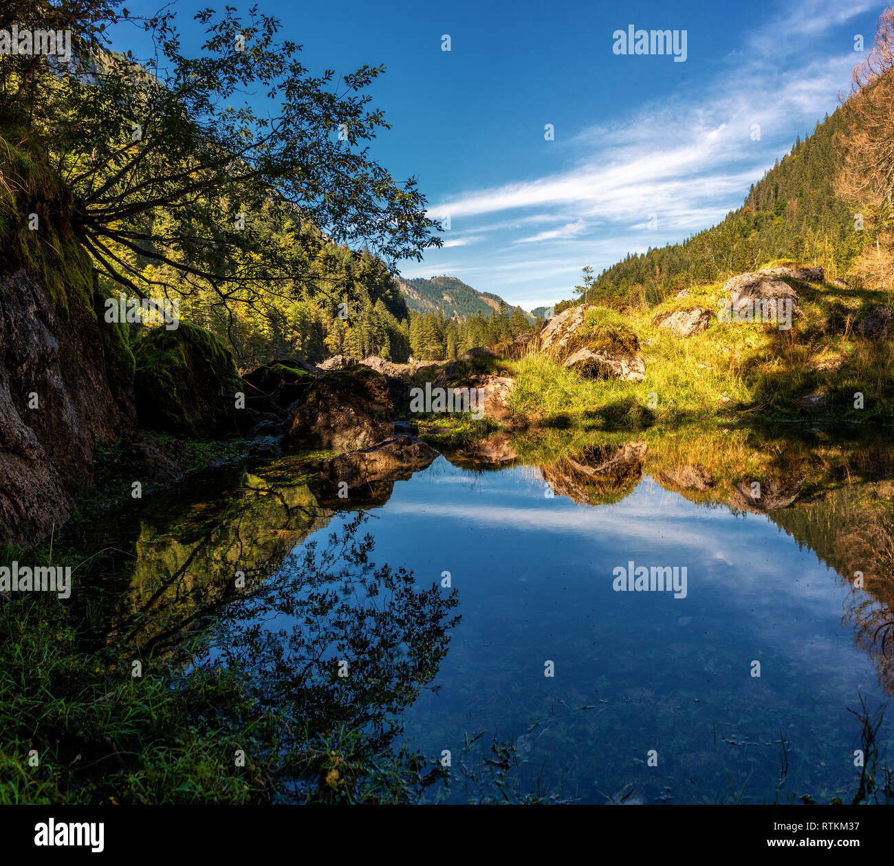 Beautiful autumn view on Gosausee Lake and Dachstein mountains with ...