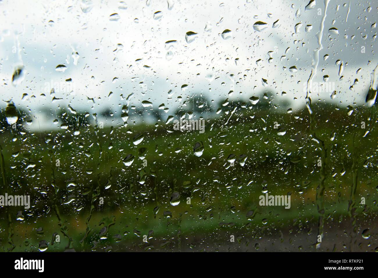 Rainwater on window hi-res stock photography and images - Alamy