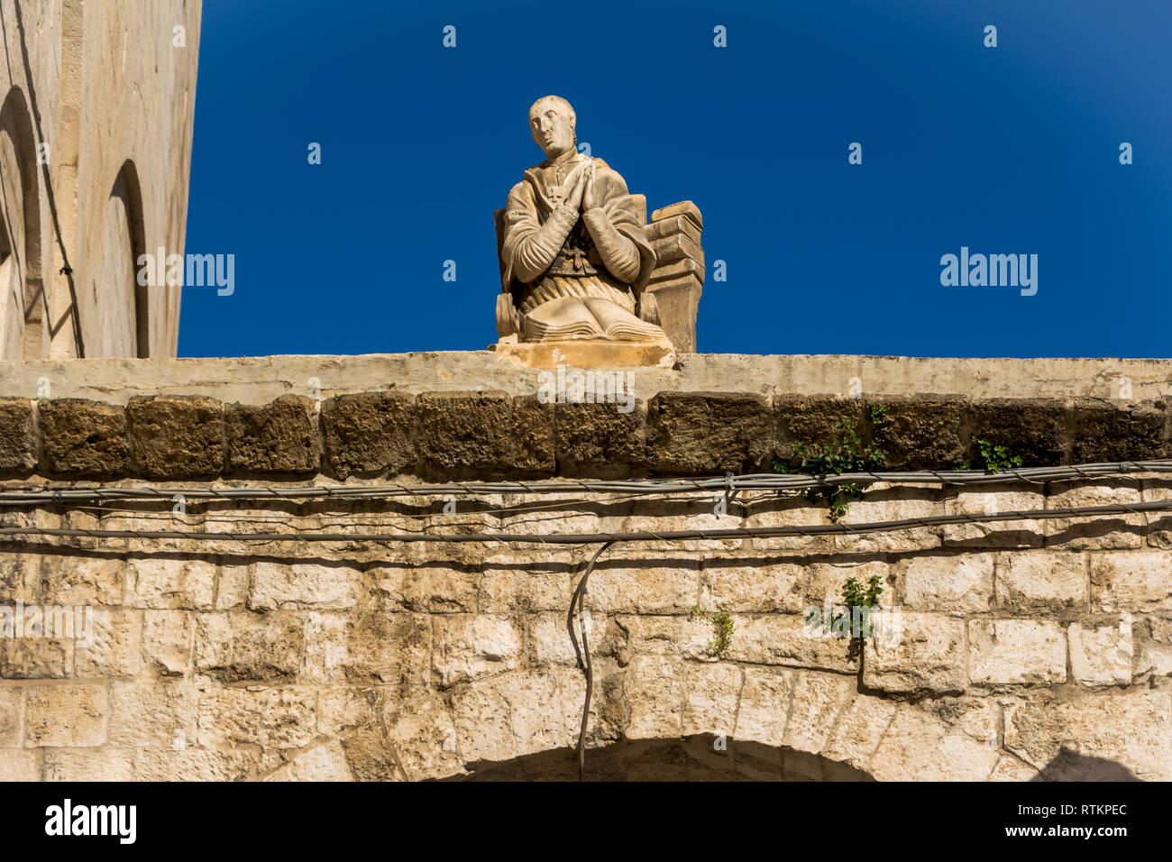 statue of a man praying Stock Photo - Alamy