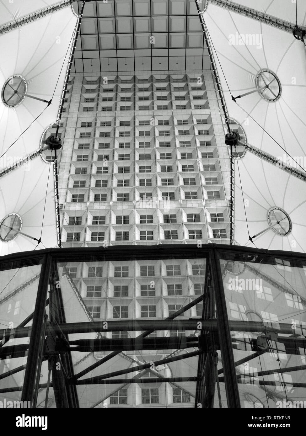 Paris architecture contemporaine hi-res stock photography and images ...