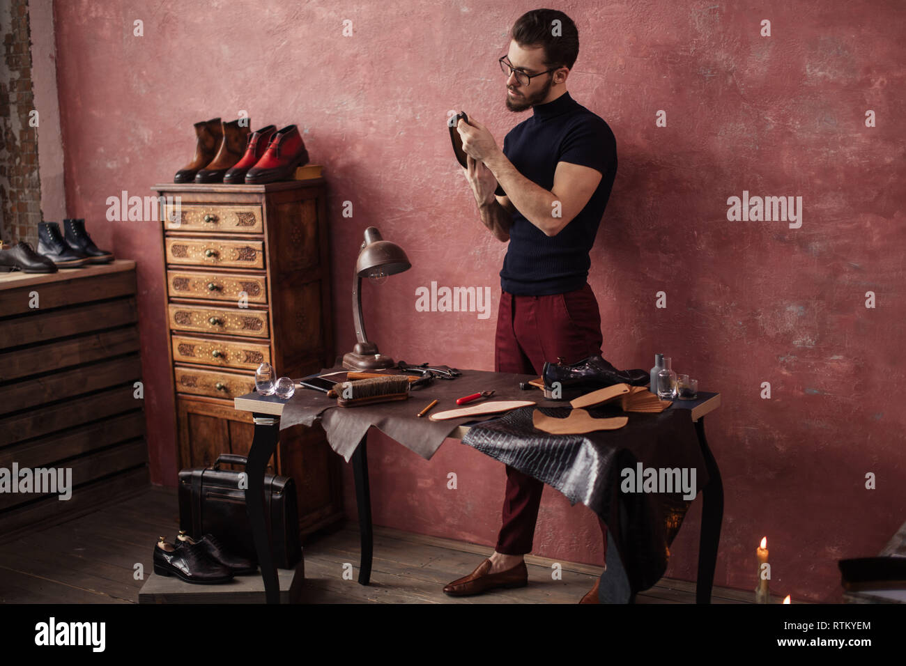 Shoemakers workplace hi-res stock photography and images - Alamy