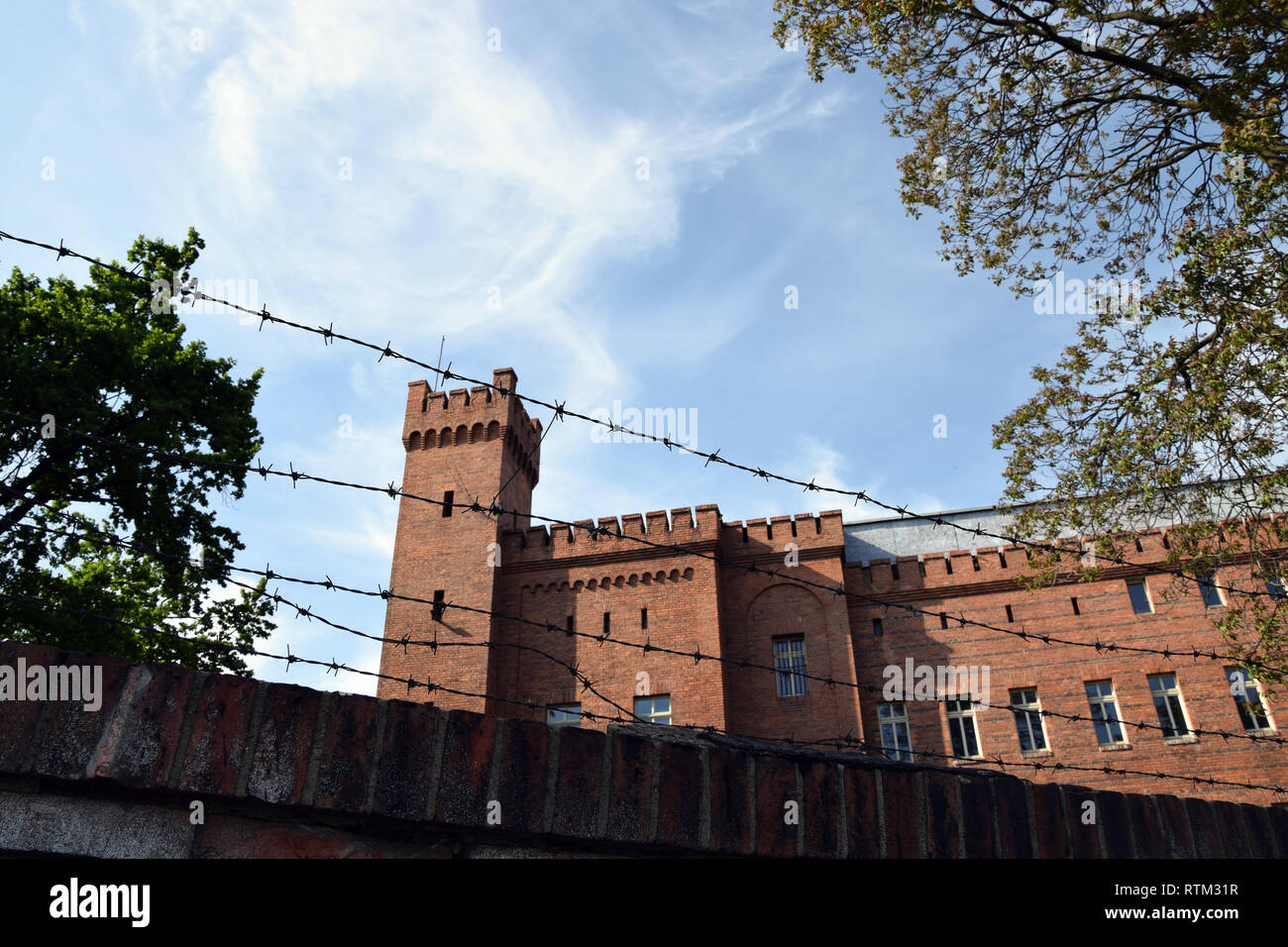 Building behind wall hi-res stock photography and images - Alamy