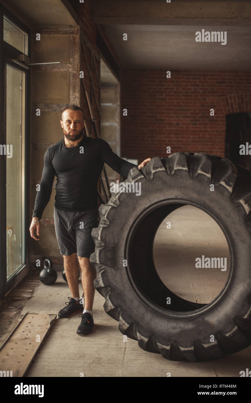 CrossFit Tire Technique. Powerful bodybuilder explains rules and order ...