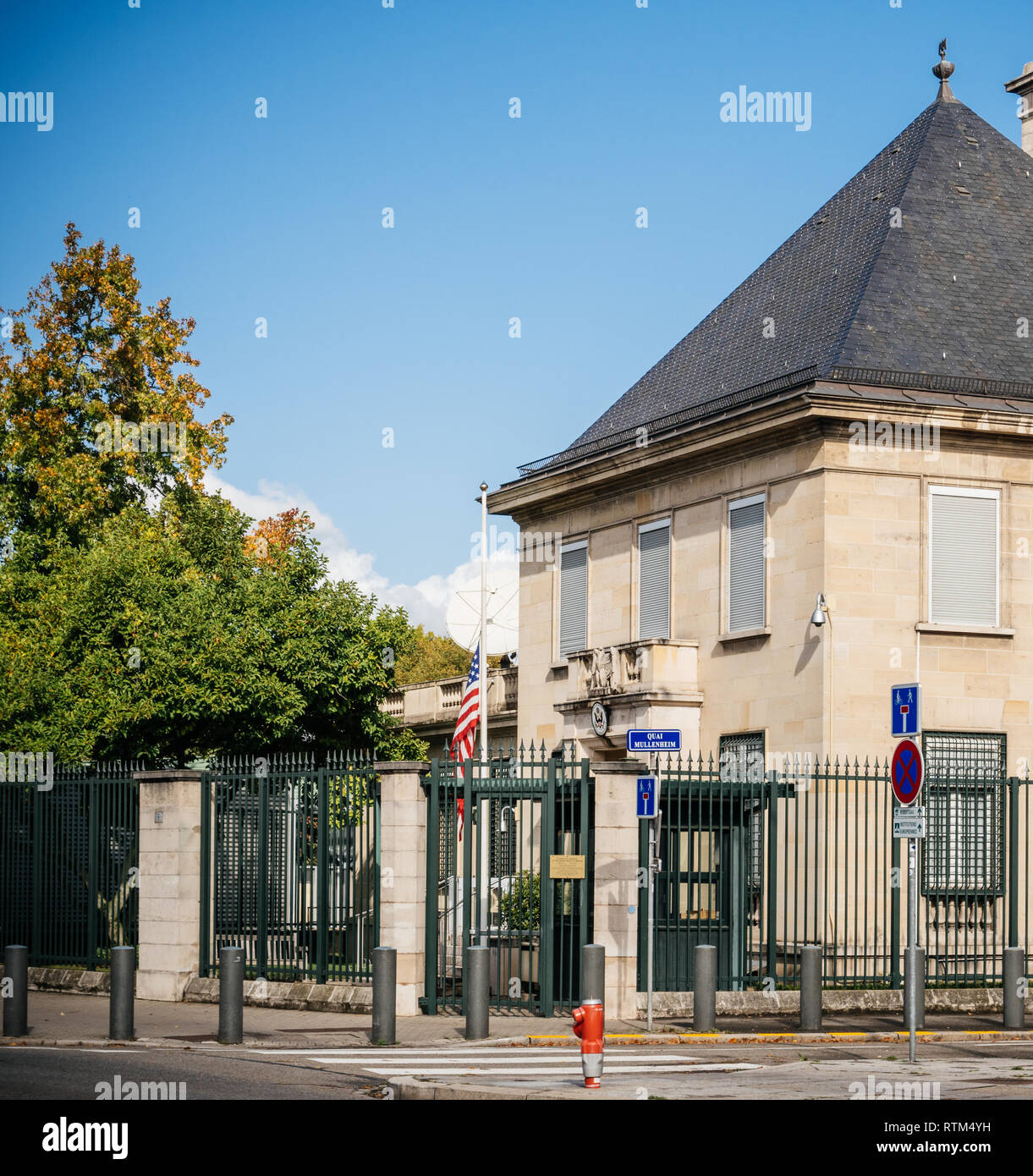 Us embassy paris flag hi-res stock photography and images - Alamy