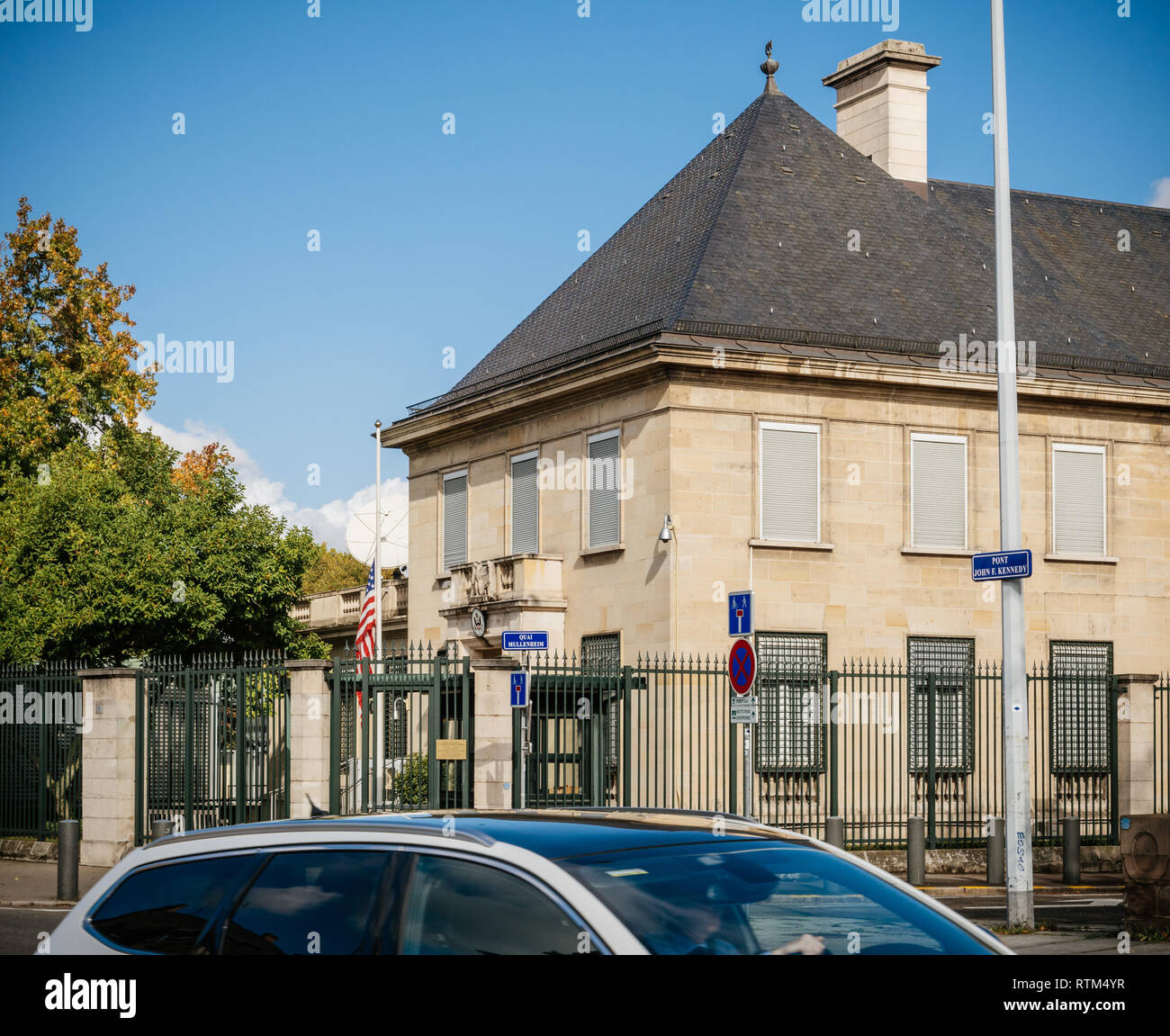 Us embassy building paris hi-res stock photography and images - Alamy