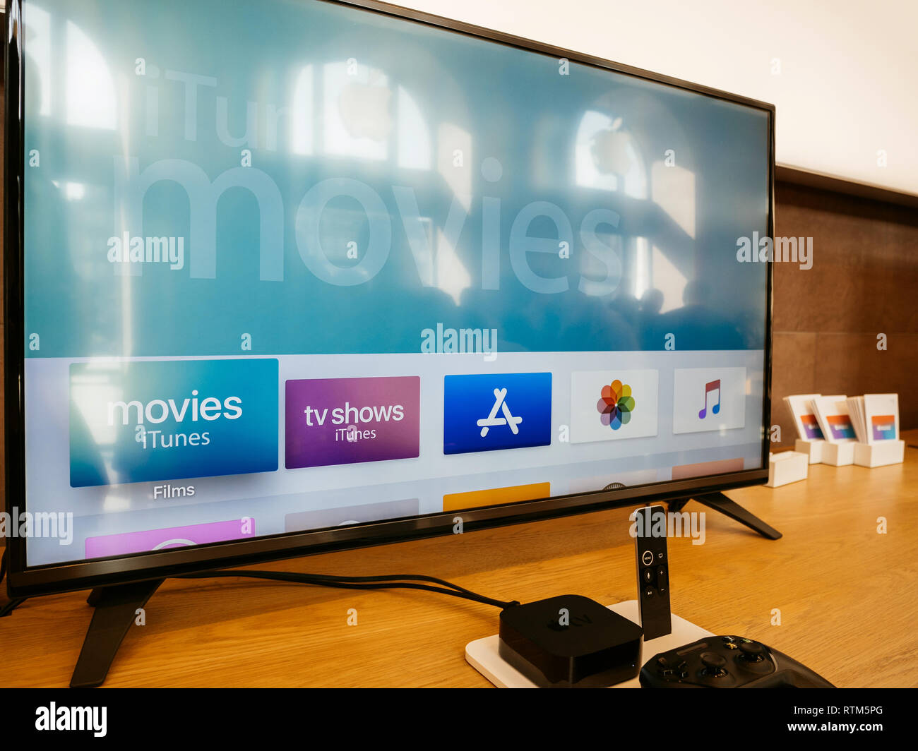 Apple computer in tv show hi-res stock photography and images - Alamy