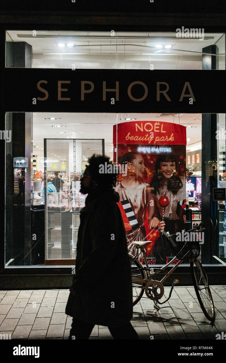 Facade of sephora cosmetics store hi-res stock photography and images ...