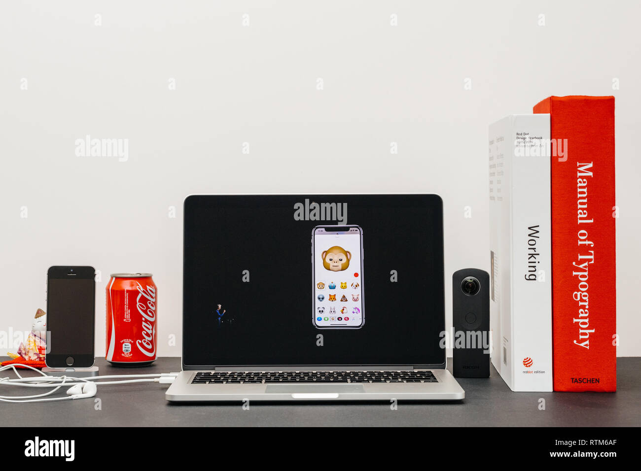 Monkey emoji phone hi-res stock photography and images - Alamy