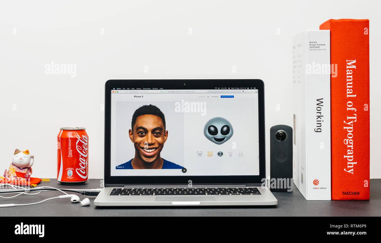 Alien emoji software hi-res stock photography and images - Alamy