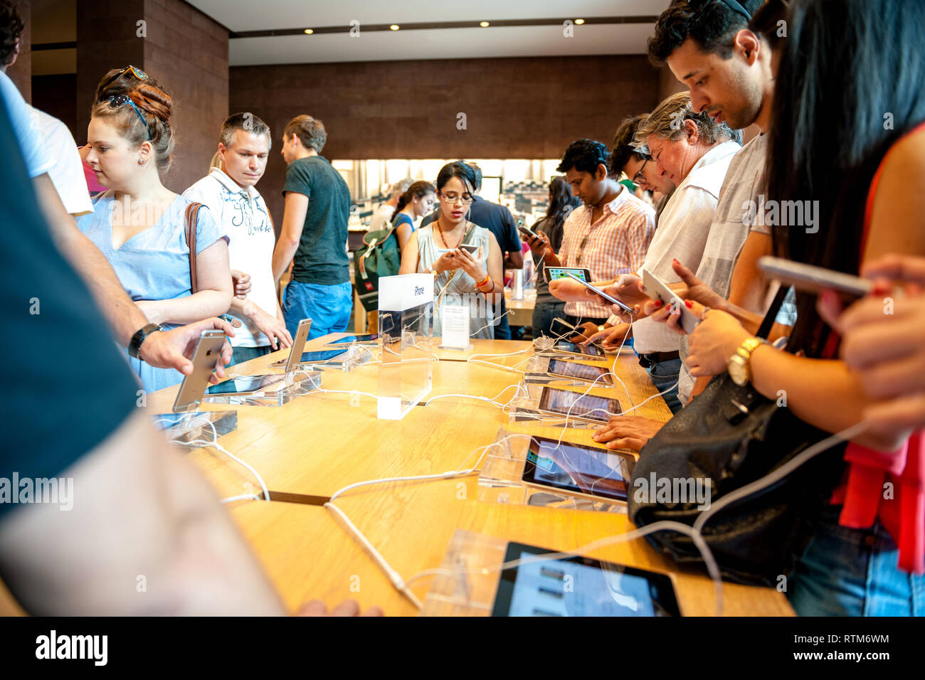 Iphone 7 vs iphone 7 plus hi-res stock photography and images - Alamy