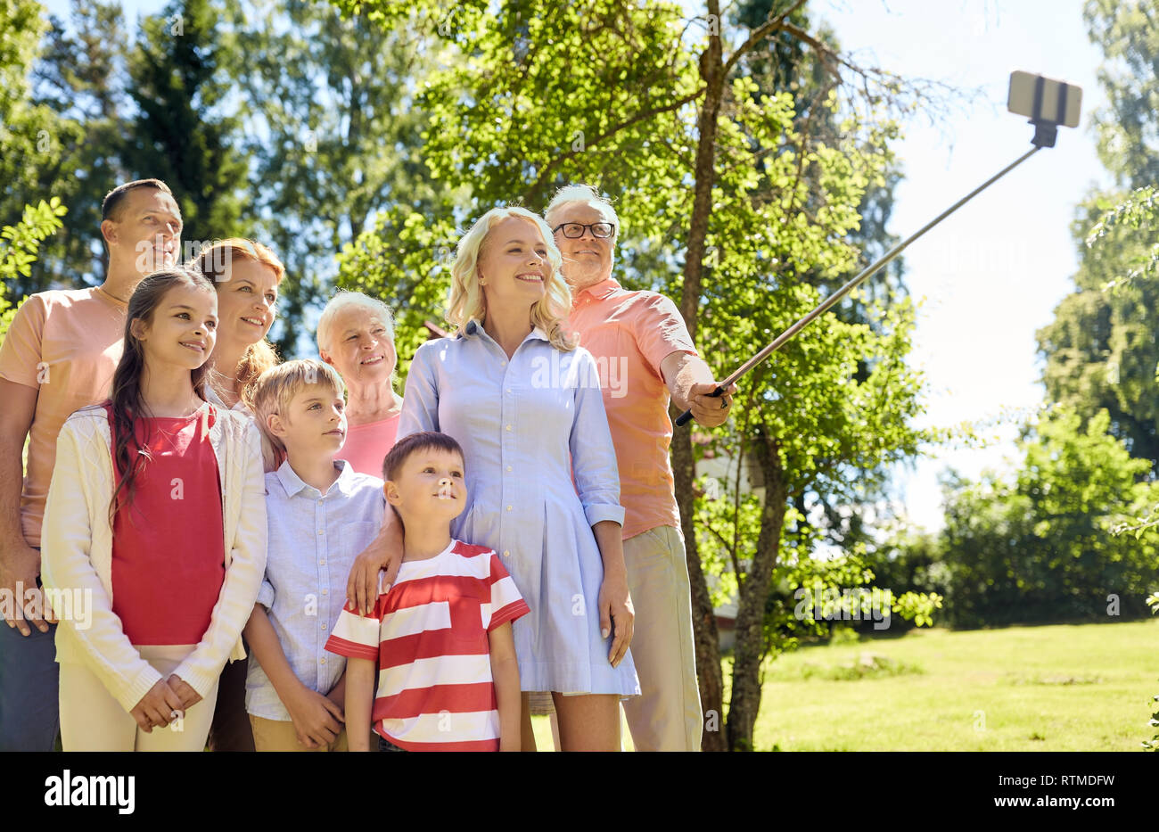 Three generation family in garden hi-res stock photography and images ...