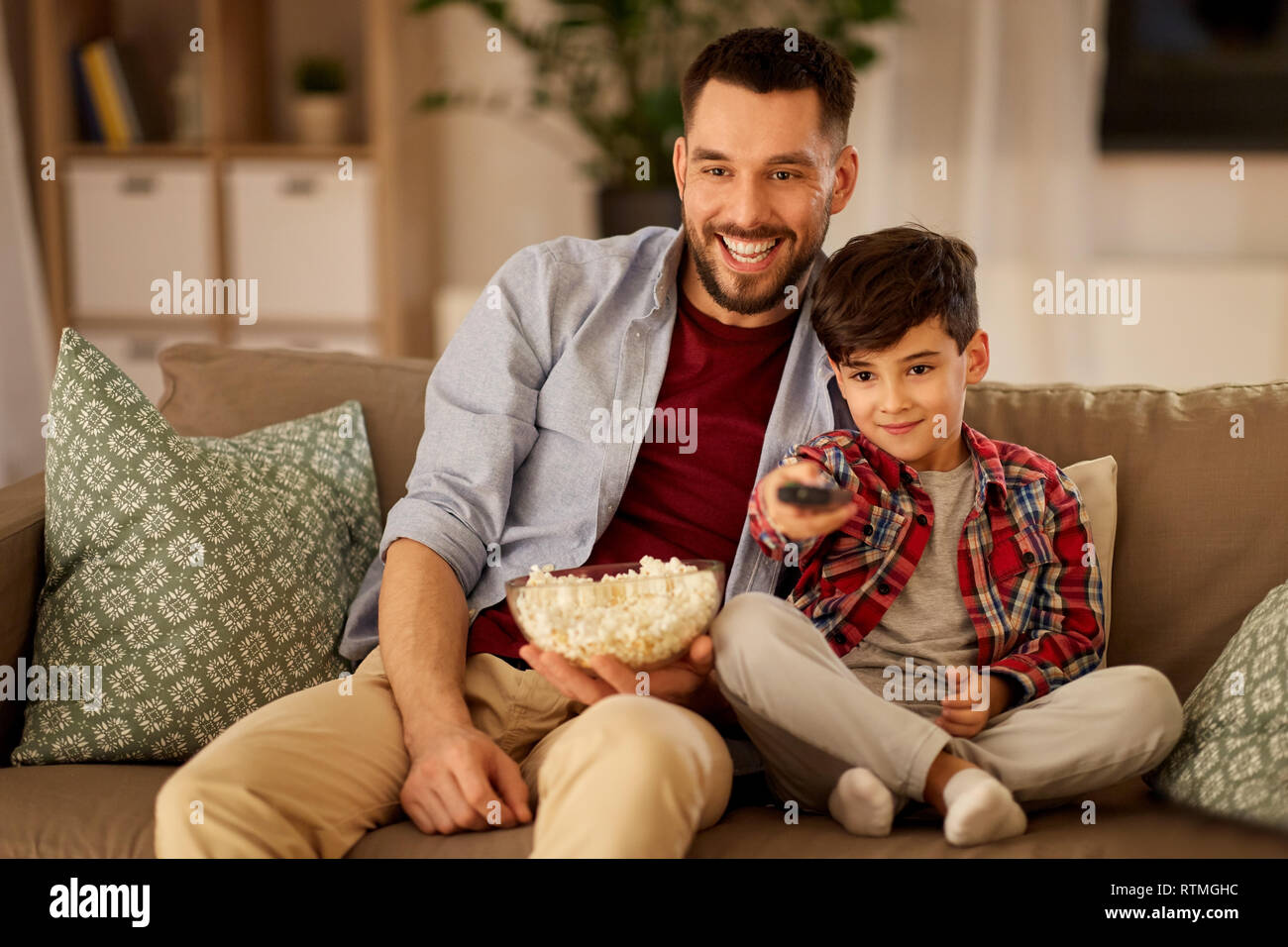 Father and son watching tv hi-res stock photography and images - Alamy