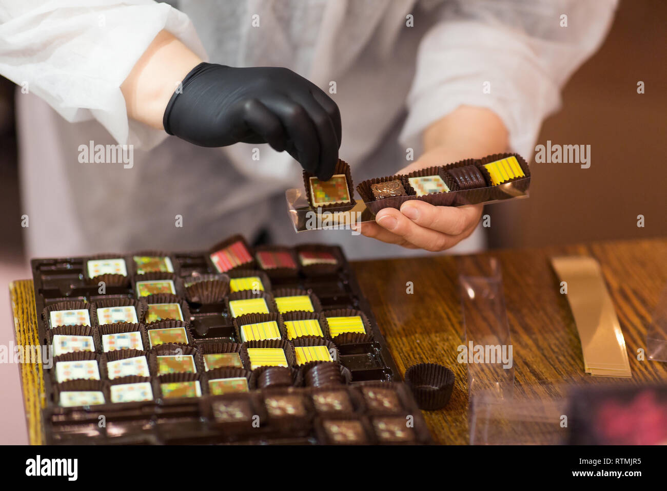 worker packing candies at confectionery shop Stock Photo - Alamy