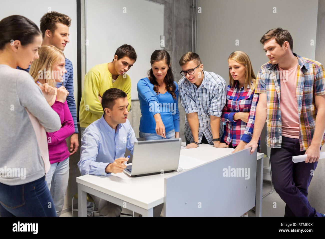 Middle school laptop classroom hi-res stock photography and images - Alamy