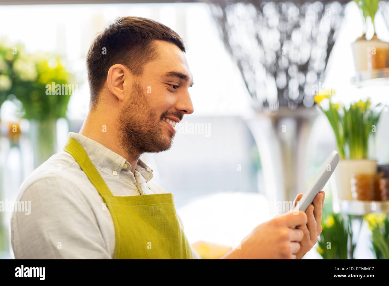 Computer store salesman hi-res stock photography and images - Alamy