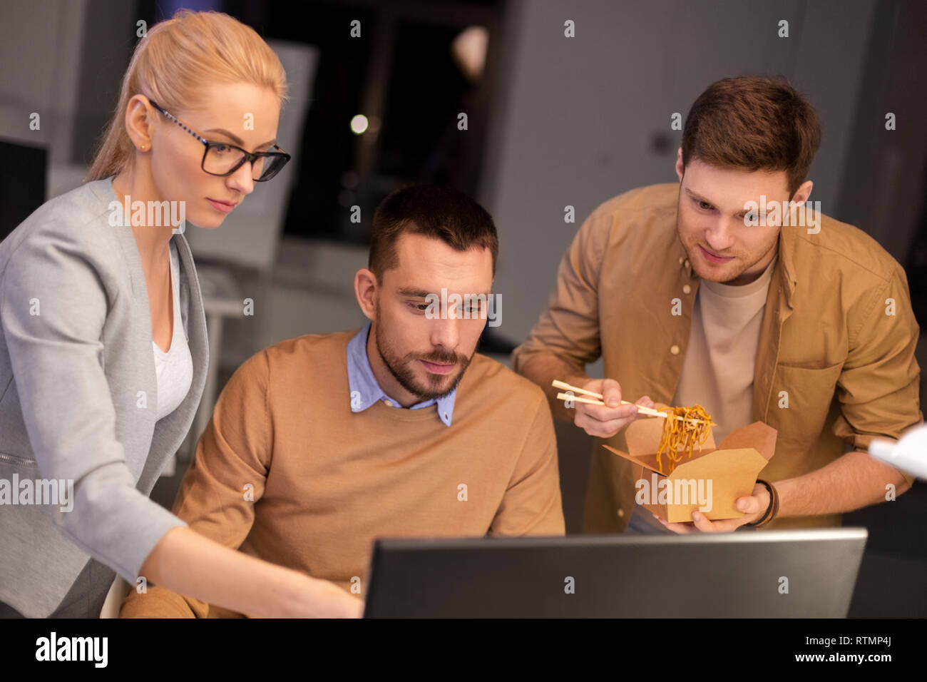 Team wok hi-res stock photography and images - Alamy