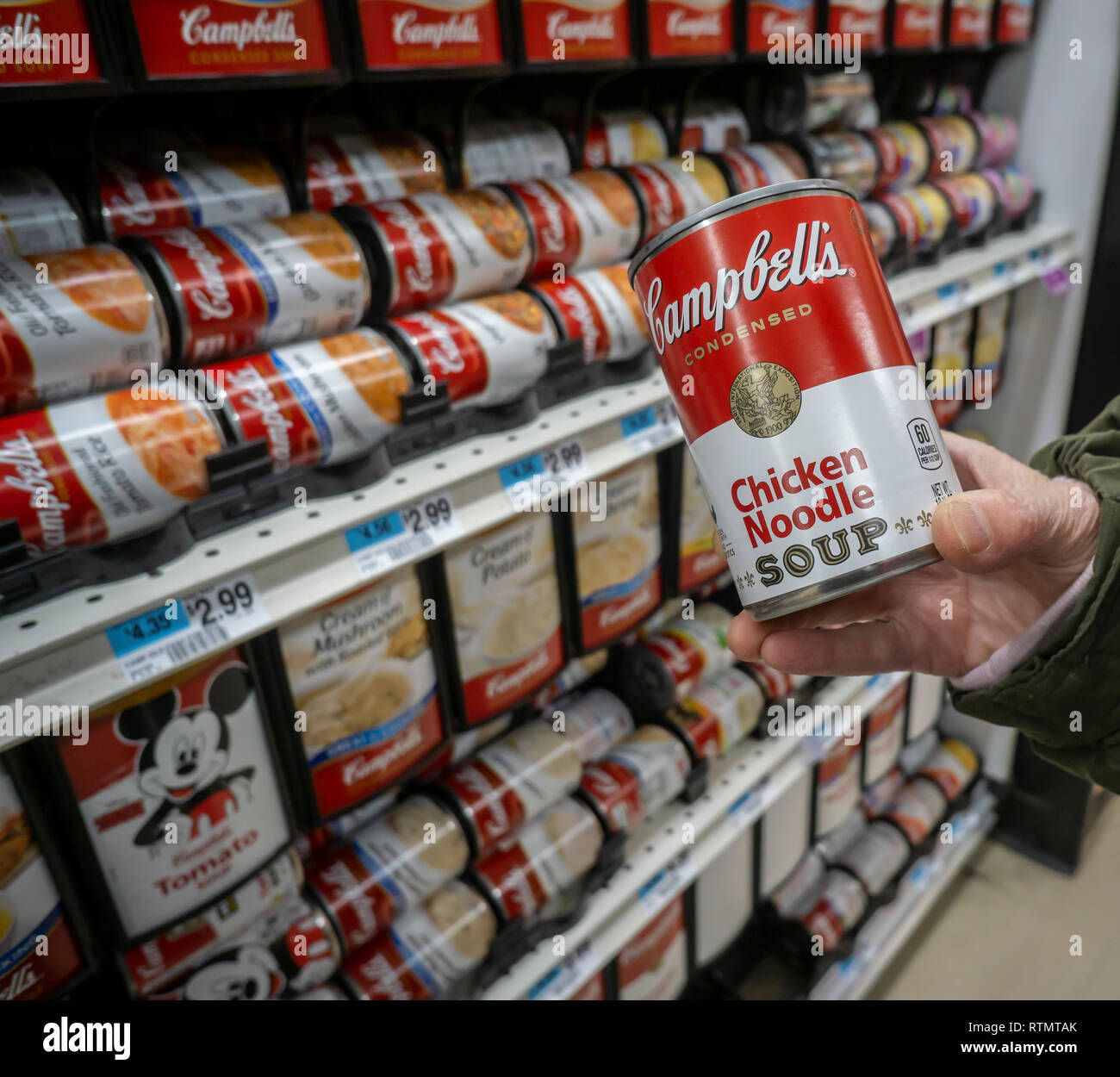 Chicken on supermarket shelf hi-res stock photography and images - Alamy