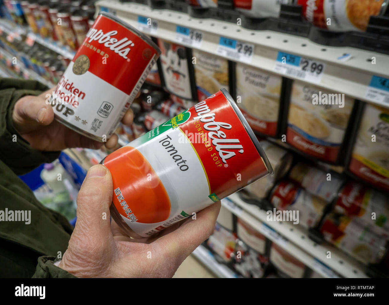 Campbells soup cans display hi-res stock photography and images - Alamy