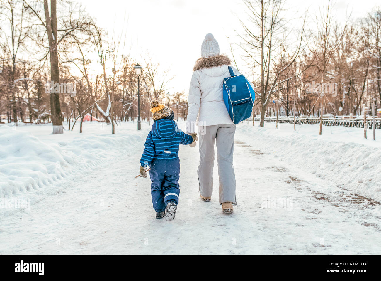 Kindergarten mom child walking hi-res stock photography and images - Alamy