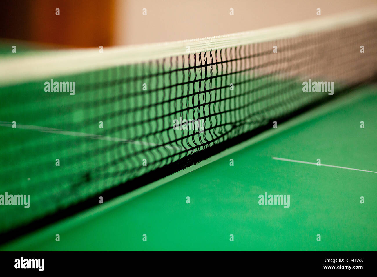 close up ping pong net and line - green table Stock Photo - Alamy