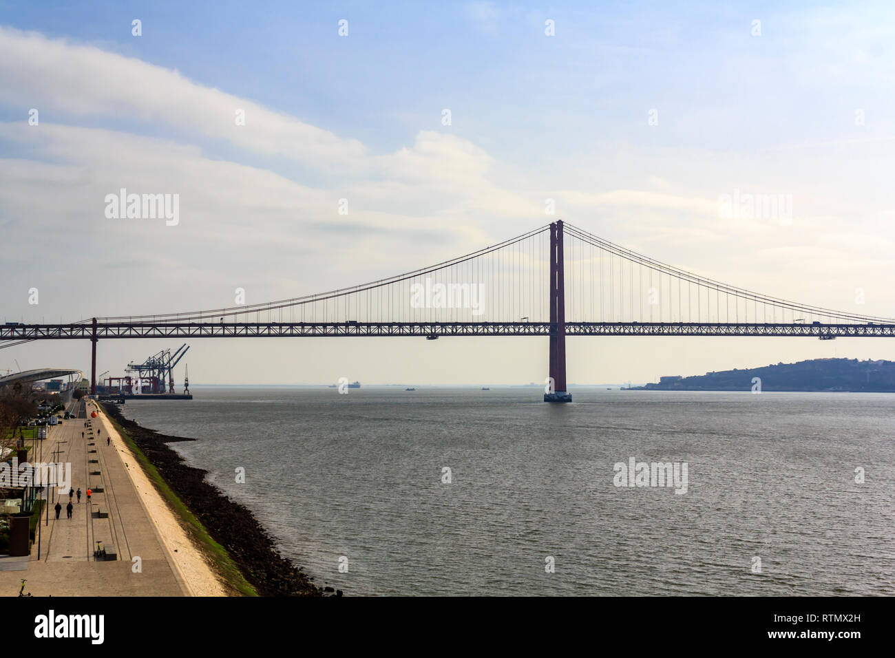 Portugal lisbon riverside walking hi-res stock photography and images ...