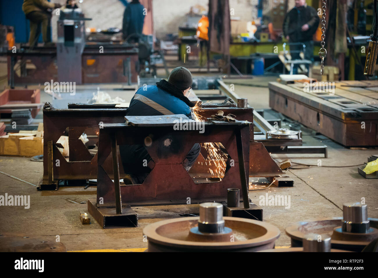 Workers using a grinder hi-res stock photography and images - Alamy