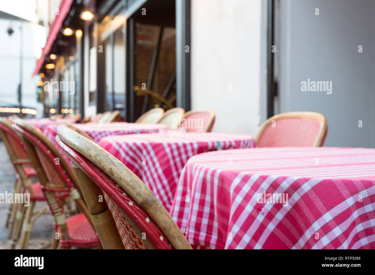 Typical french restaurant showing in Paris - France Stock Photo - Alamy