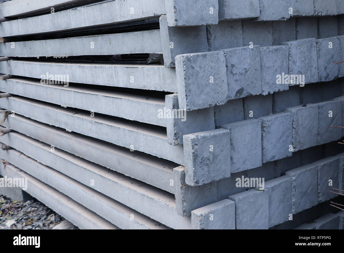Stacking of precast concrete pillars Stock Photo - Alamy
