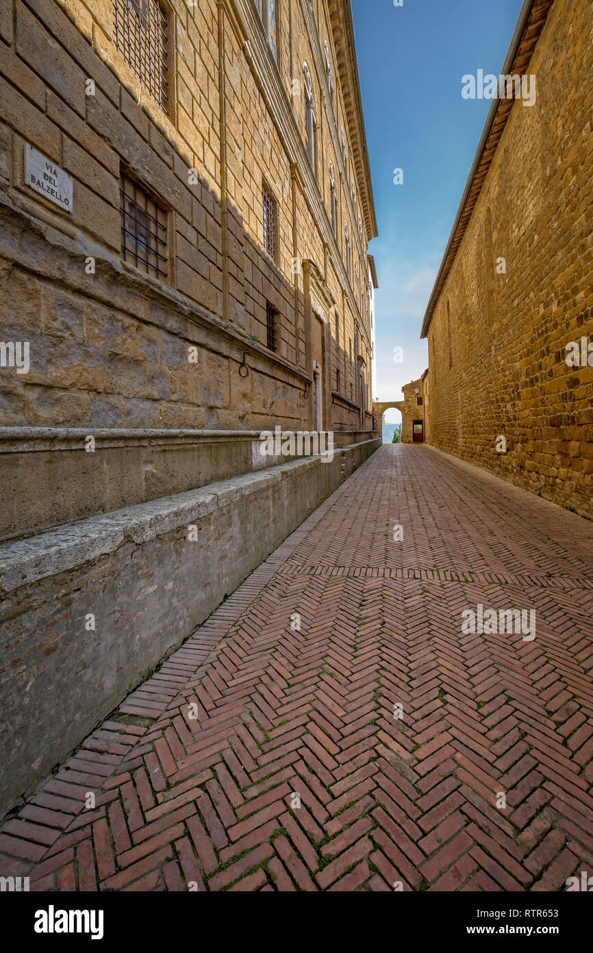 Alley in the old Tuscany village Pienza. Captivating narrow street in ...