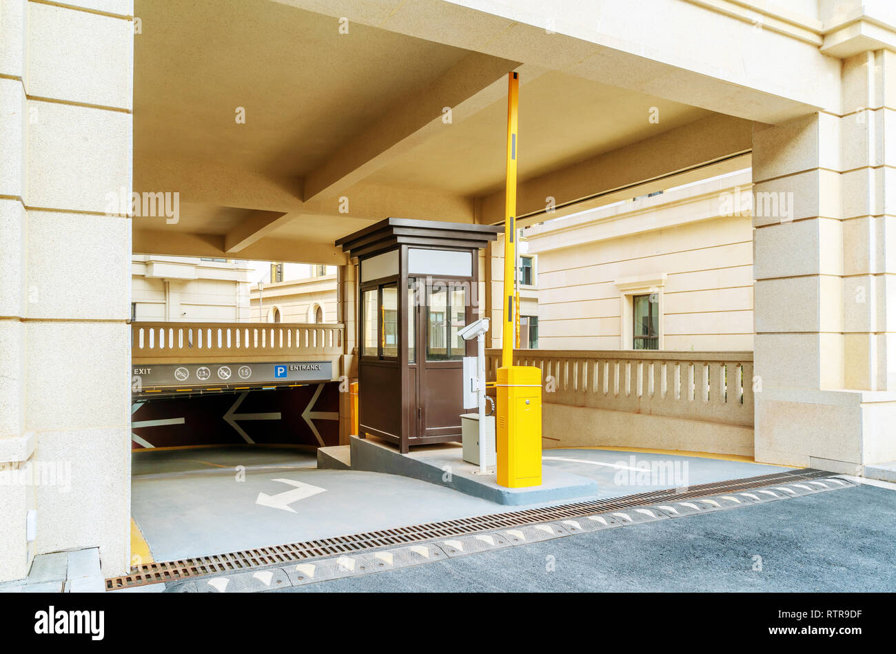 Underground parking ramp hi-res stock photography and images - Alamy